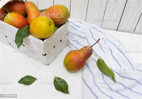 흰색 나무 배경에 배입니다 맨 위 보기 공간을 복사합니다 0명에 대한 스톡 사진 및 기타 이미지 0명 가을 개념 Istock