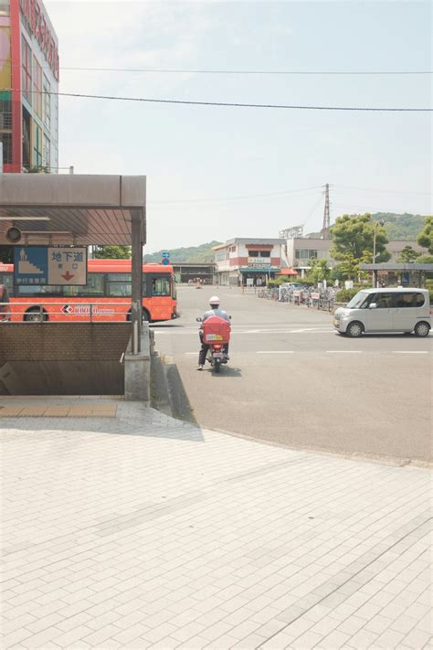 낮에 빨간색과 검은색 오토바이 옆에 주차된 흰색 Suv 사진 Unsplash의 무료 마쓰야마 이미지