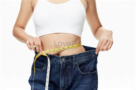 줄 자 허리를 측정하는 아름 다운 발랄 한 여자 사진 무료 다운로드 Lovepik