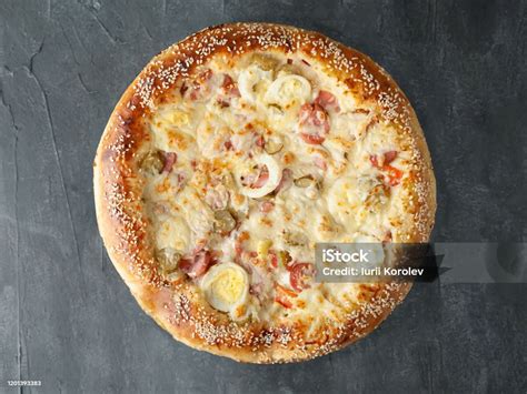 이탈리아 피자 닭고기 소시지 삶은 달걀 절인 오이 토마토 토마토 소스 모짜렐라 치즈 넓은 면 위에서 볼 수 있습니다 회색 콘크리트 배경에 격리 0명에 대한 스톡 사진 및