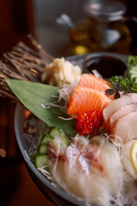 간장 건강식품 고급 식사 고명 다채로운 단백질 레스토랑 요리 맛있는 메뉴 항목 문화 요리 미식가 방어 회 붉은 물고기 알 사시미 생강 생선 신선