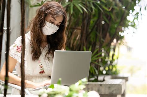 감염 코로나 바이러스를 방지하기 위해 위생 마스크를 착용 하는 노트북에서 작업 하는 아시아 여자 컴퓨터에 대한 스톡 사진 및 기타 이미지 Istock