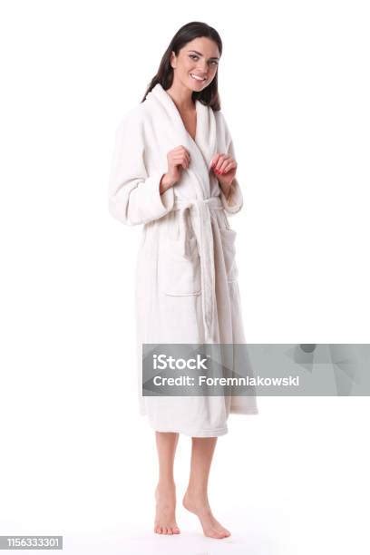 아래를 내려다 보는 흰색 목욕 가운에 모델의 스튜디오 촬영 목욕하기에 대한 스톡 사진 및 기타 이미지 목욕하기 여자 한 명의 여자만 Istock