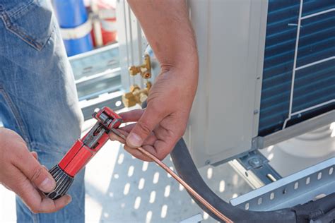 공조 기술자는 새로운 산업 건물 옥상에 에어컨 유닛을 가동하고 있습니다 기술자가 에어컨을 설치하고 있습니다 파이프 커터로 구리 파이프 절단 강철에 대한 스톡 사진 및 기타