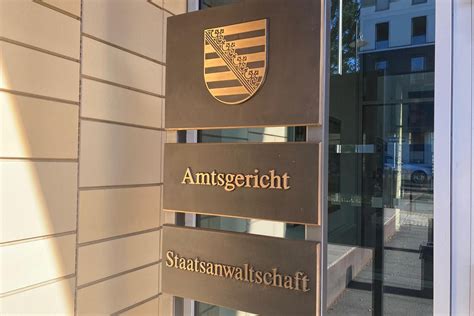 Handwerker Zwingt Frau Und Stieftochter Zum Sex