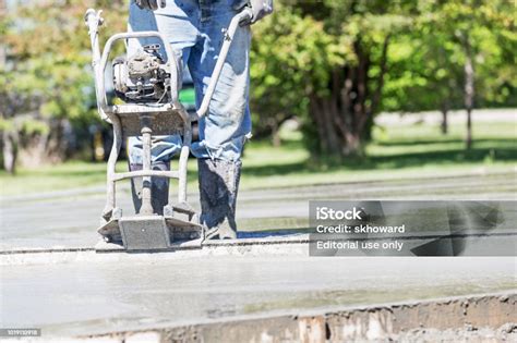 새로운 주거 콘크리트 슬 래 브 빛 난 지 면 난방준비 및 장비 개인 사유지에 대한 스톡 사진 및 기타 이미지 개인 사유지 건설 산업 건설 현장 Istock