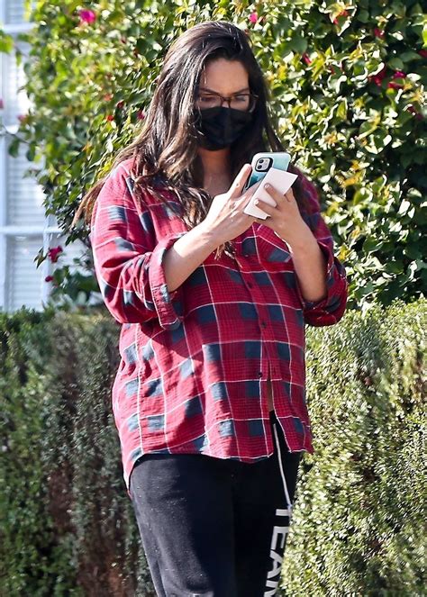 Olivia Munn Running Errands In La 11 19 2021 • Celebmafia