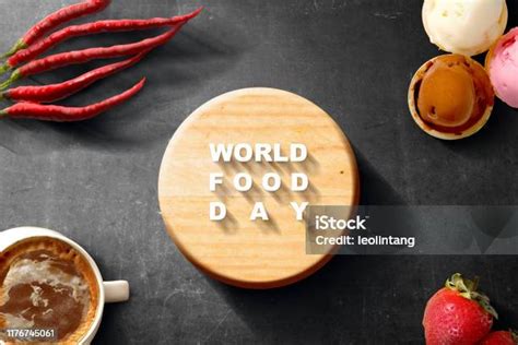 붉은 고추 딸기 과일 커피 한 잔과 검은 배경에 세계 음식의 날 텍스트와 아이스크림의 다양한 종류 World Food Day에 대한 스톡 사진 및 기타 이미지 Istock