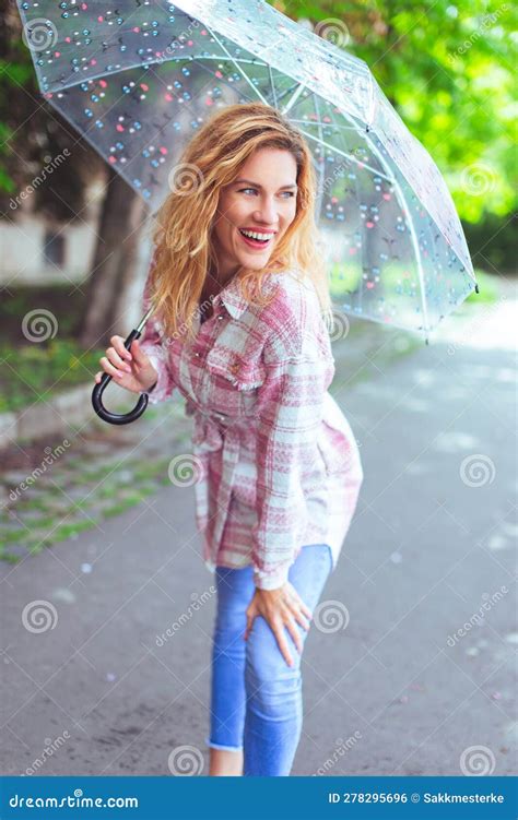 Joven Pelirroja Urbana Con Pelo Largo Ondulado Y Paraguas Transparentes Posando Al Aire Libre