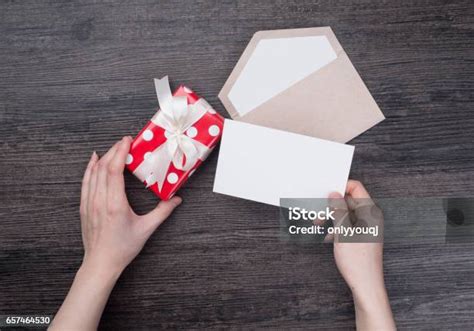 여성 손 검은 나무 테이블 위에 선물 카드와 선물 상자를 들고 가방에 대한 스톡 사진 및 기타 이미지 가방 금 금속 나비매듭 Istock