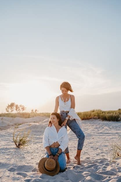 Zwei Junge Frauen Die Spaß Am Sonnenuntergangsstrand Haben Schwule