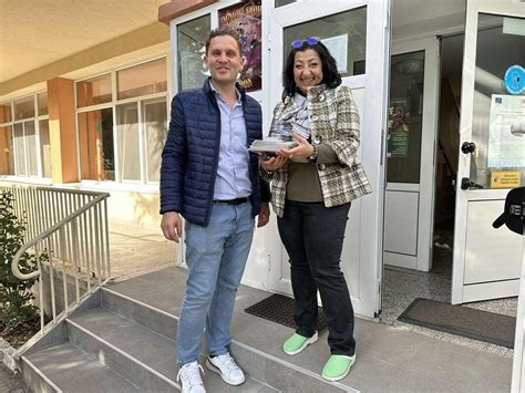 Казанлък инфо 400 книжки за оцветяване дари Ротари Клуб Казанлък на дечица от града