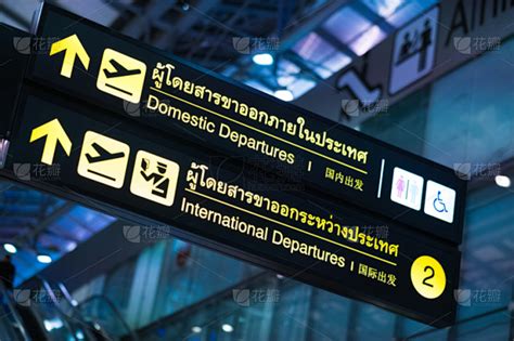 机场信息标志进出港显示牌登记人登机柜台机场出发区时区英语大门曼谷