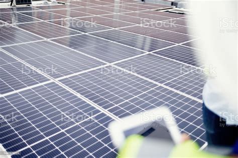 태양 에너지 환경 및 지속 가능성 그리드 및 재생 에너지 친환경적이고 지속 가능한 기술을 갖춘 태양 전지판 청정 에너지 검사를 위한 정제를 가진 건설 노동자 개발에 대한