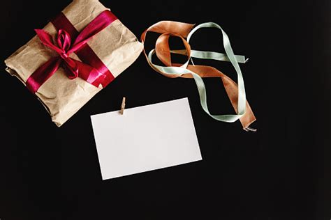 다양한 리본과 인사말 카드 휴일 컨셉의 공예 용지에 아름다운 심플한 선물 2016년에 대한 스톡 사진 및 기타 이미지 2016년 개념 개념과 주제 Istock