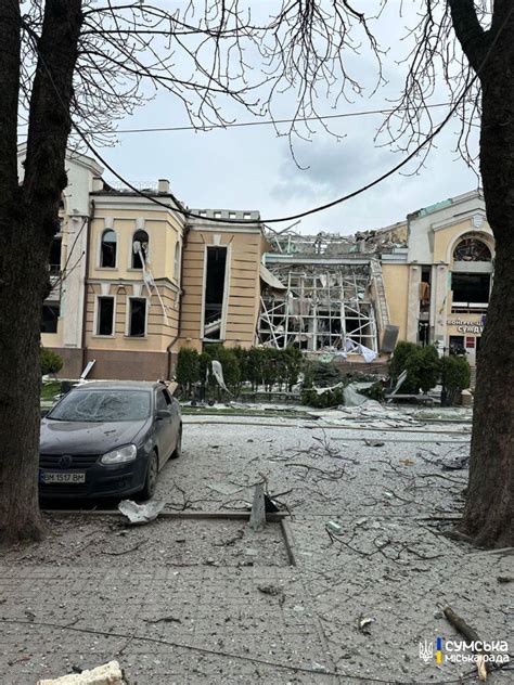 Радіо Війська Росії завдали ракетного удару по центру Сум загинуло щонайменше 20 людей У
