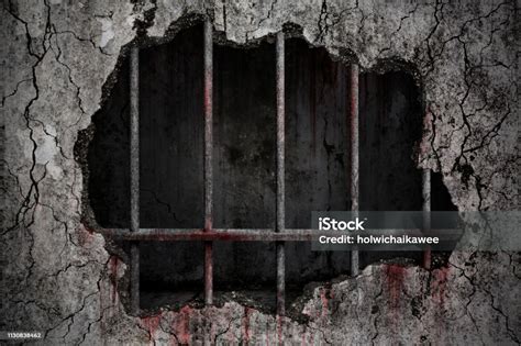 피 묻은 배경 무서운 손상 지저분한 균열 및 오래 된 감옥 금속 막대기로 깨진 콘크리트 벽 강화 하 고 공포와 보호의 개념 철창에 대한 스톡 사진 및 기타 이미지 Istock