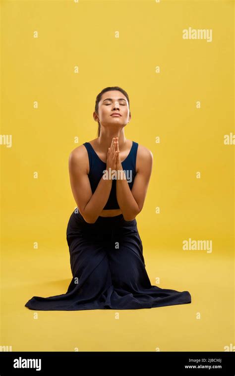 Kneeling Front View 100 Woman Kneeling Front View Stock