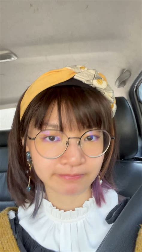 一邊藍色一邊粉紅色