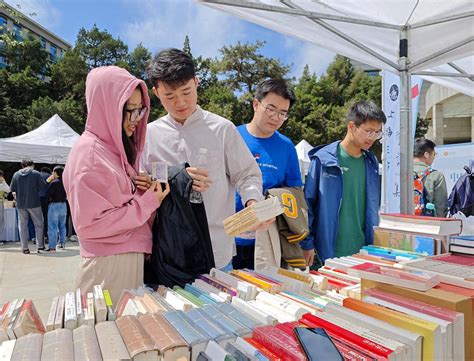 故纸堆里觅书香海淀区首场高校旧书市集人气火爆 活动 文化 摊位