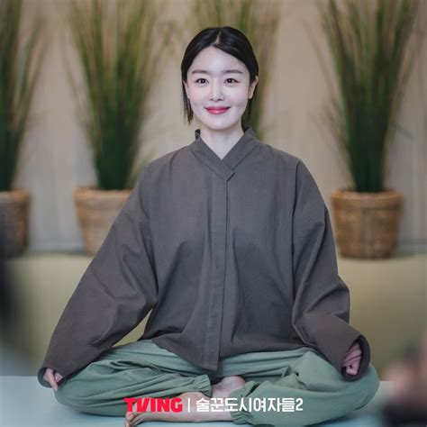 러블리 술 천재💓한선화의 술도녀2 첫 스틸 공개 레깅스가 아닌 자연주의 옷 을 입은 지연 요가 수련원에 취직한 그녀의 사회생활은 🧘🏻‍♀ 본격 기승전술 드라마 12