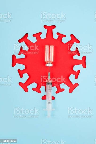 전염병 전염병 및 의료 개념 동안 예방 접종 백신 및 빨간색 추상 바이러스 박테리아 미생물 또는 블루 배경에 코로나바이러스가 있는 주사기 및 앰플 기민에 대한 스톡 사진 및