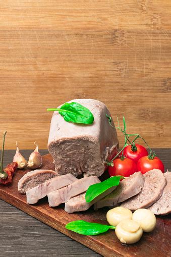 삶은 쇠고기 돼지 혀 체리 토마토와 버섯샴 피 뇽 바 질 잎 스튜디오 촬영 나무 배경에 고립 상위 뷰 건강하지 못한 생활방식에