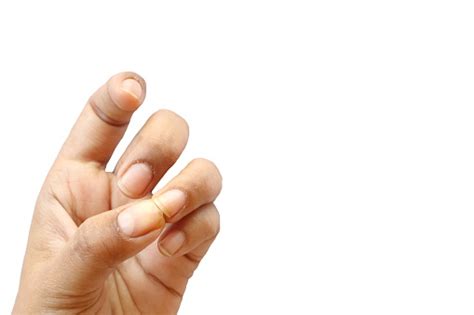 흰색 배경에 아시아 여성의 더러운 손 손톱을 닫는 텍스트에 대한 복사 공간이 있습니다 박테리아가 아픈 사람을 만들 수 있기 때문에 건강에 해로운 개념 가까운에 대한 스톡