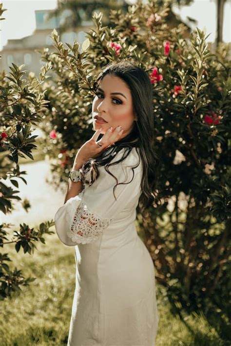 갈색 머리 매력적인 백인 X 서 있는 수직 쐈어 아름다운 여성 오렌지색 드레스 입 벌린 초상화 패션 포즈를