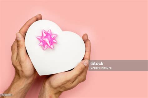 크리스마스 설 날 발렌타인 데이 또는 기념일핑크 배경에 선물로 공예 종이 선물 상자를 들고 손 겨울에 대한 스톡 사진 및 기타 이미지 Istock