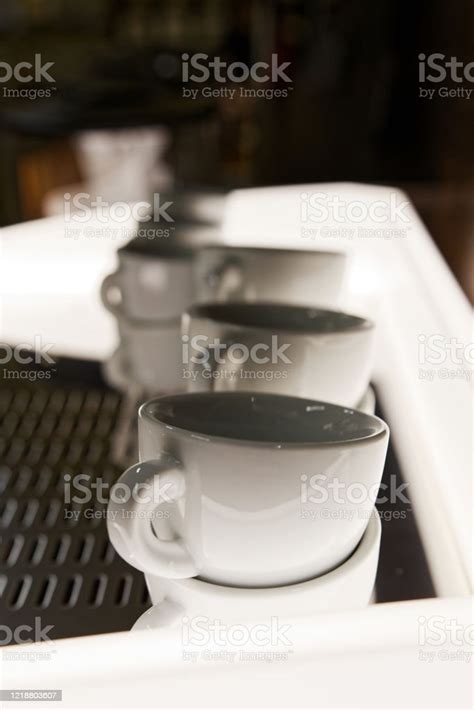 흐린 배경에 대한 흰색 빈 커피 컵의 클로즈업 행 얕은 초점 0명에 대한 스톡 사진 및 기타 이미지 0명 개체 그룹 그릇 Istock