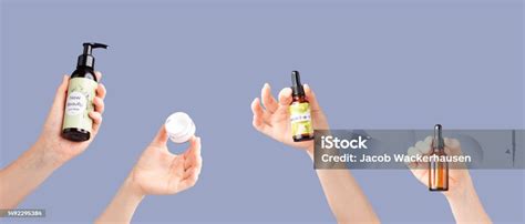 스킨케어 제품 모델 손 피부과 및 화장품용 에센셜 오일 병 스튜디오 뷰티 웰빙 및 자아 관리 보라색 배경의 콜라겐 생성을 위한 히알루론산 20 24세에 대한 스톡 사진 및