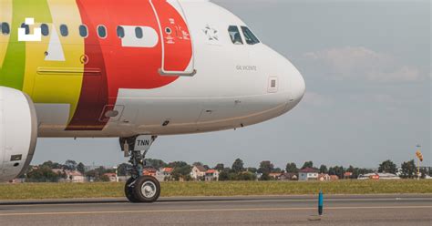 활주로에 대형 비행기 사진 Unsplash의 무료 프라하 이미지