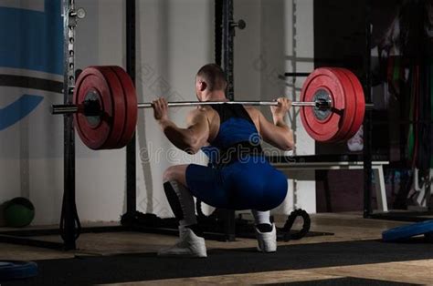力量举重运动员做练习为木头支架和杠铃图片 包图网企业站