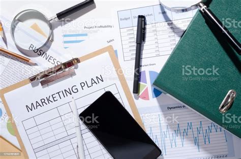 Reat 솔루션을 찾는 개념으로 마케팅 계획을 개선하고 최상의 결과를 얻는 방법 오피스 데스크 및 모바일 비즈니스 다큐멧 돋보기 빈 마케팅 계획의 상단보기 마케팅에 대한