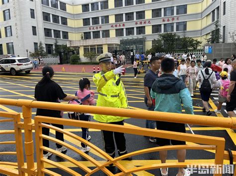 青岛开学首日送娃忙交警校门口执勤护安全 半岛网