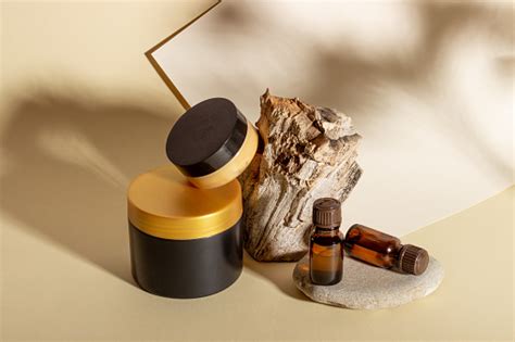 베이지 색 배경의 로그 와 하드 섀도우 옆에 있는 화장품 세트입니다 천연 유기농 화장품 0명에 대한 스톡 사진 및 기타 이미지 0명 단일 이미지 동종 요법 의학