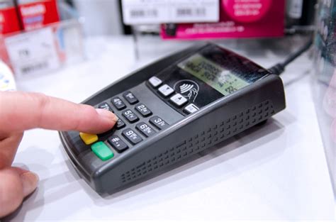 돈을 인출 하기 위한 돈 거래 방법에 대 한 여성 손가락 타이핑 코드를 닫습니다 계산원에 대한 스톡 사진 및 기타 이미지 계산원 고객 교환 Istock