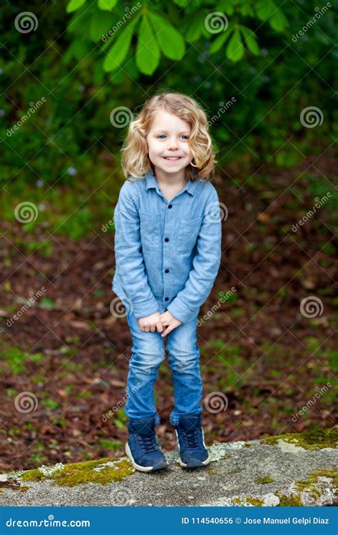 Enfant Voulant Faire Pipi Photo Stock Image Du Pipi 114540656