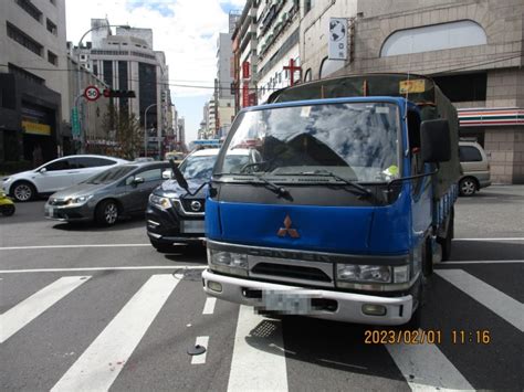 （驚悚片）又是綠燈過馬路被撞 老翁慘遭貨車撞飛雙腳懸空