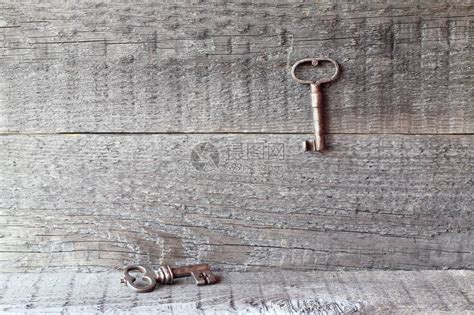 旧铁钥匙木制背景上的一对旧钥匙高清图片下载 正版图片504546130 摄图网
