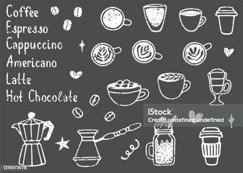 다른 음료와 벡터 커피 세트 카푸치노 에스프레소 라떼 핫 초콜릿 커피 메이커 세즈브 모카와 레터링 분필 텍스처가 있는 칠판에 손으로 그린 요소 0명에 대한 스톡 벡터 아트