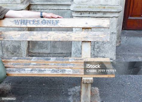 흰색 백인의 손으로 벤치에 비문 흑인의 생명도 소중하다 백인종에 대한 스톡 사진 및 기타 이미지 백인종 차별 인종 차별