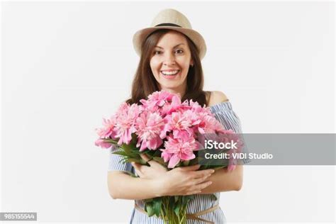 흰색 바탕에 파란색 드레스를 입고 모자 아름 다운 분홍색 모란 꽃의 꽃다발을 들고 젊은 부드러운 여자 고립 성 발렌타인의 날 국제 여성의 날 휴가 개념 광고 영역입니다 20