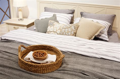 침대에 바구니 손님 위한 선물 너트 럭셔리 모던 침실 회색과 블루 톤 호텔 침실의 인테리어와 패턴 장식 쿠션 0명에 대한 스톡 사진 및 기타 이미지 Istock