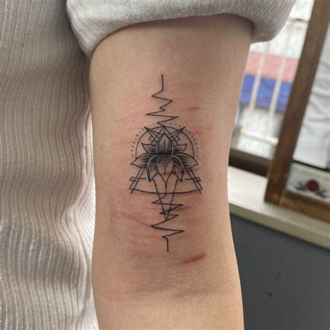 蓮の花 幾何学 タトゥー Gallery 東京日暮里の刺青タトゥースタジオは T C Tattoo Tokyoへお越しください