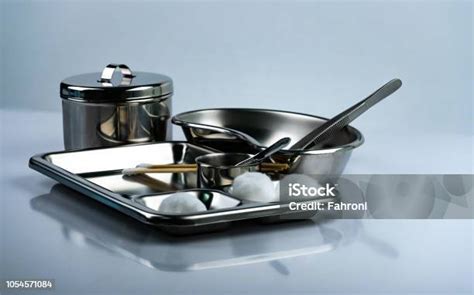 상처 치료 드레싱 세트와 스테인레스 스틸 접시 집게 면봉 요오드 컵 붕대 악기 컨테이너를 준수 합니다 의료 공급입니다 드레싱에 흰색 배경 설정 0명에 대한 스톡 사진 및