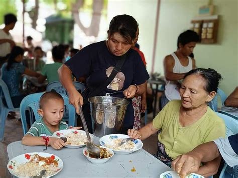 ဆားလင်းကြီးရှိ စစ်ဘေးရှောင် ပြည်သူများကို အစားအသောက်များ ကျွေးမွေးလှူဒါန်း Khit Thit Media