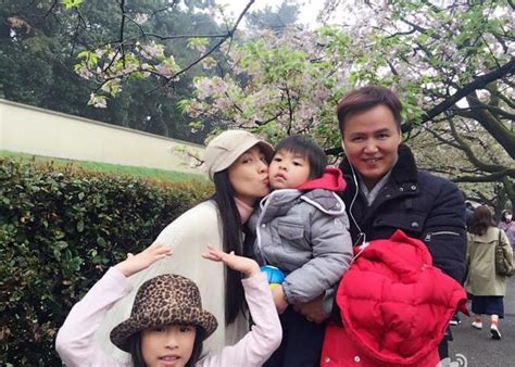 張庭在曬出一組和老公林瑞陽帶著兒女出遊的照片 每日頭條
