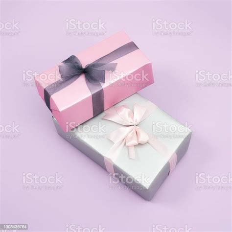 세계 여성의 날 개념 보라색 배경에 활이 달린 두 개의 포장된 선물 상자 0명에 대한 스톡 사진 및 기타 이미지 0명 8 개념 Istock